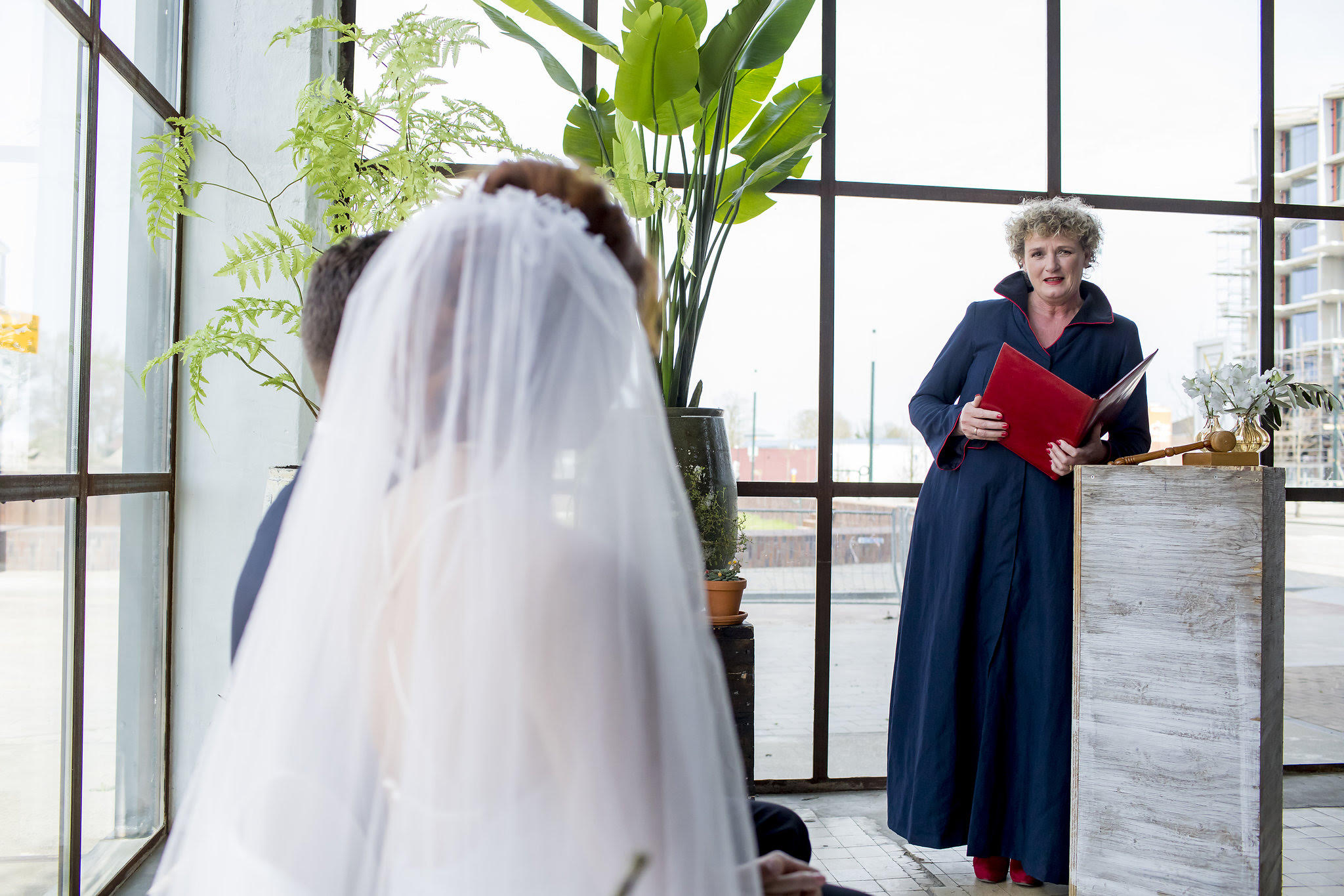Trouwambtenaar toga op maat: de ervaringen van Eva & Jeanette | Carla ...